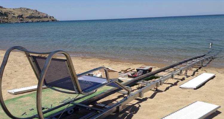 Ξεκινάει η τοποθέτηση ράμπας για πρόσβαση ΑμεΑ στις παραλίες της Λήμνου